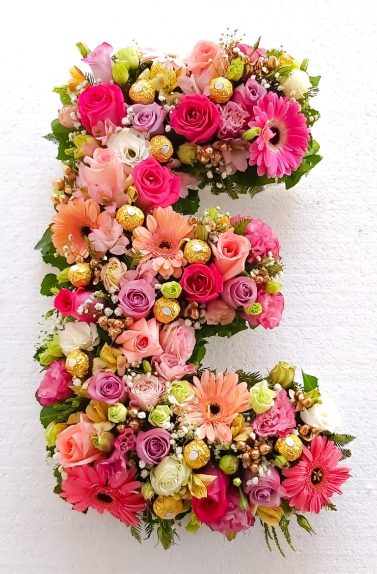 Diseño de Letra en Flores Primaverales – Florería a Domicilio